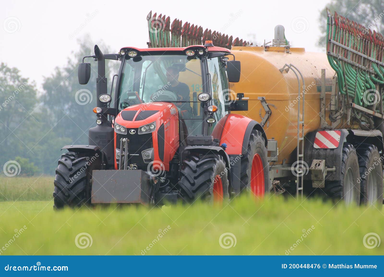 Kubota Tractor with Slurry Tanker Editorial Photo - Image of dafrac ...
