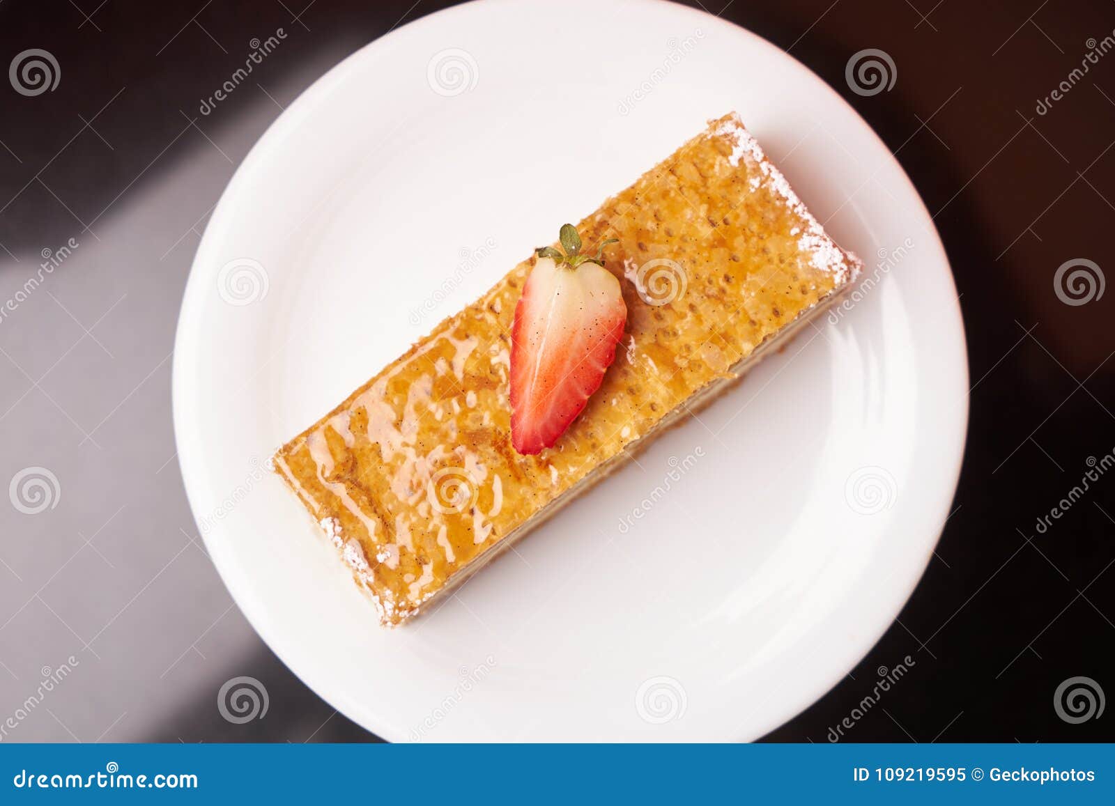 Kuchen Milfey Napoleon Mit Frischen Erdbeeren Stockbild - Bild von ...