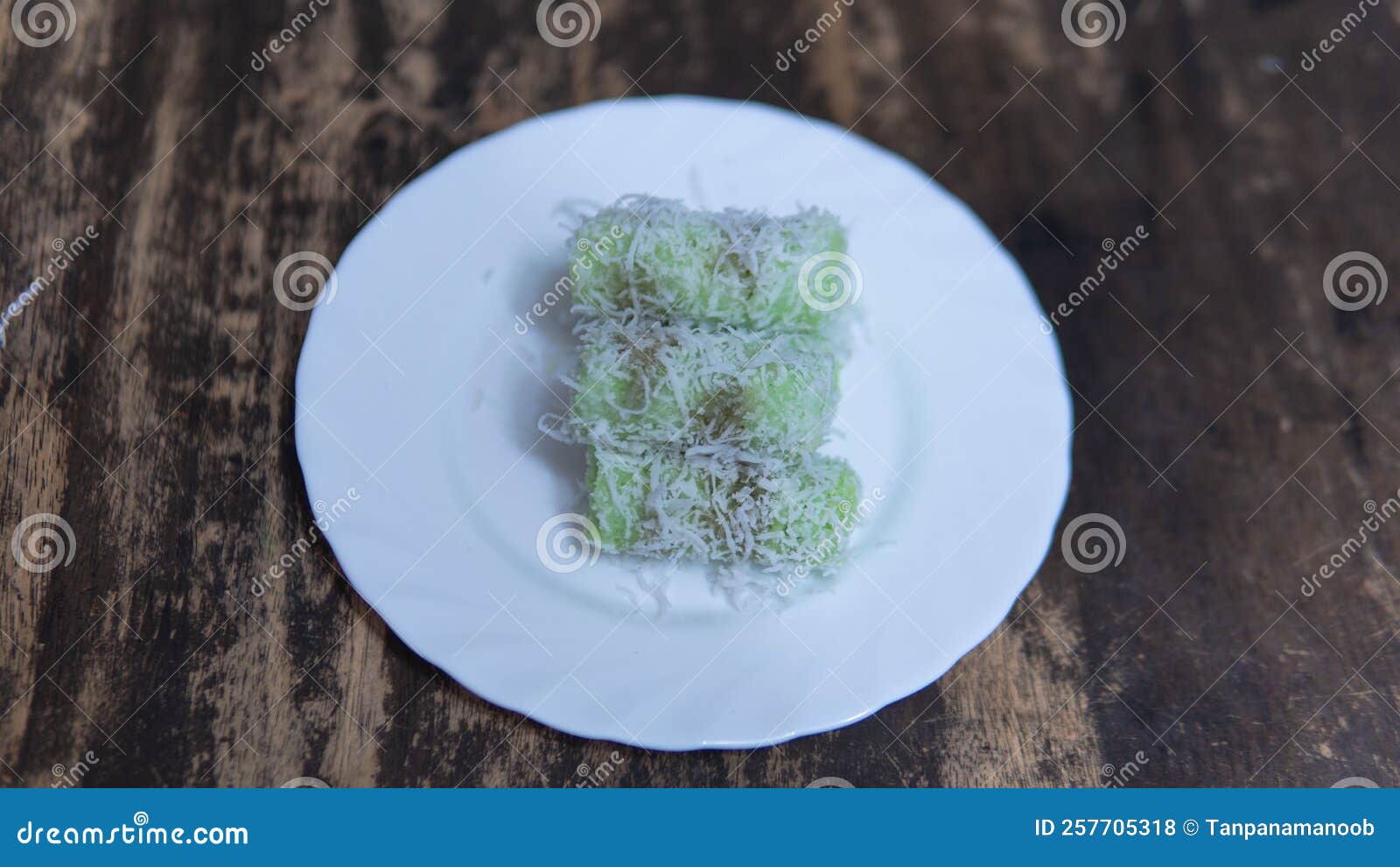 Kuih putu bambu stock photo. Image of asia, kueh, hand - 257705318