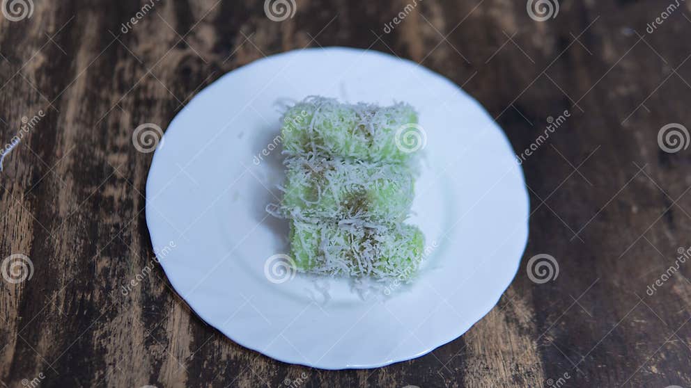 Kuih putu bambu stock photo. Image of asia, kueh, hand - 257705318