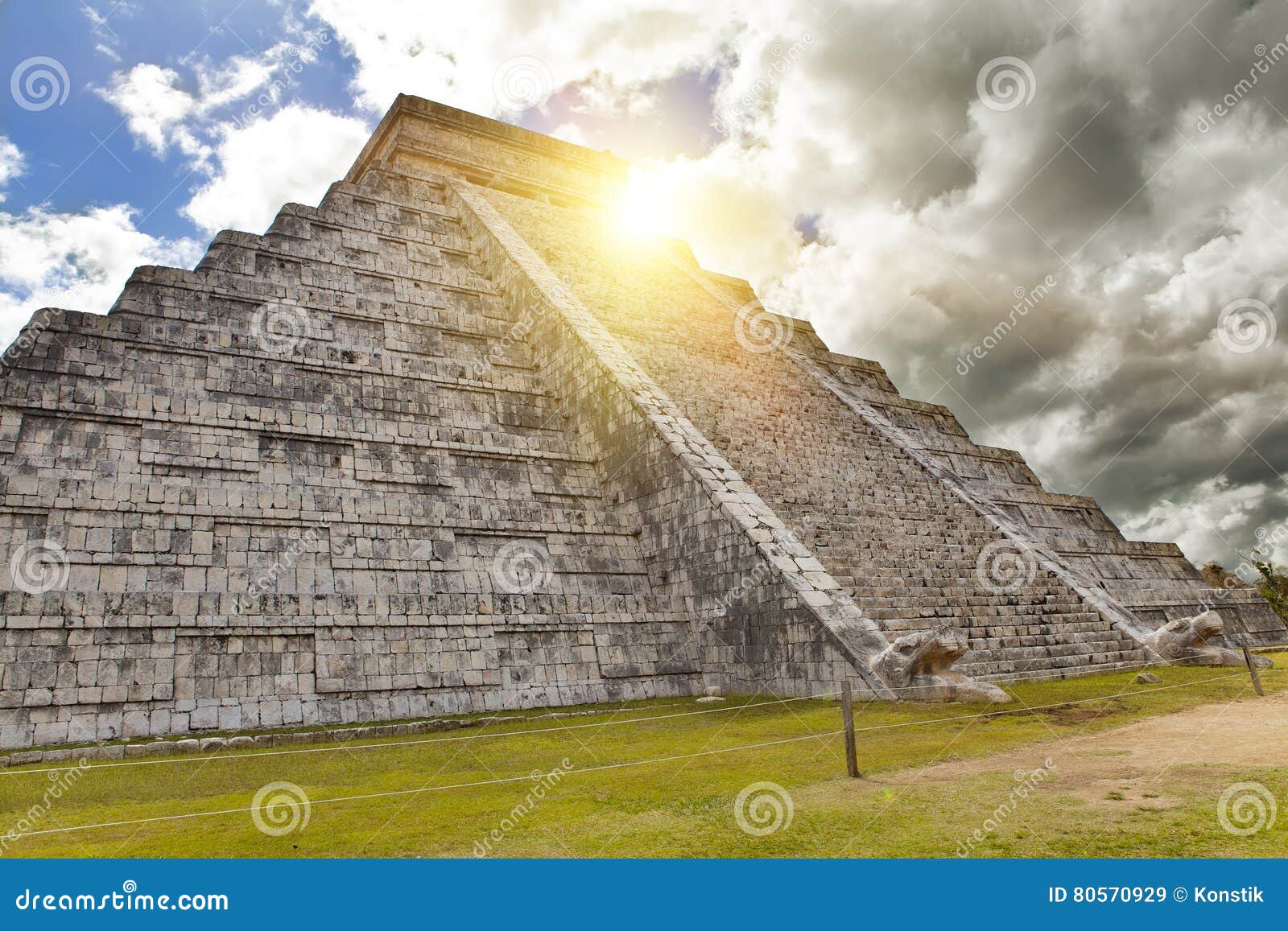 Kukulkan Pyramid in Chichen Itza on the Yucatan, Mexico Stock Image ...