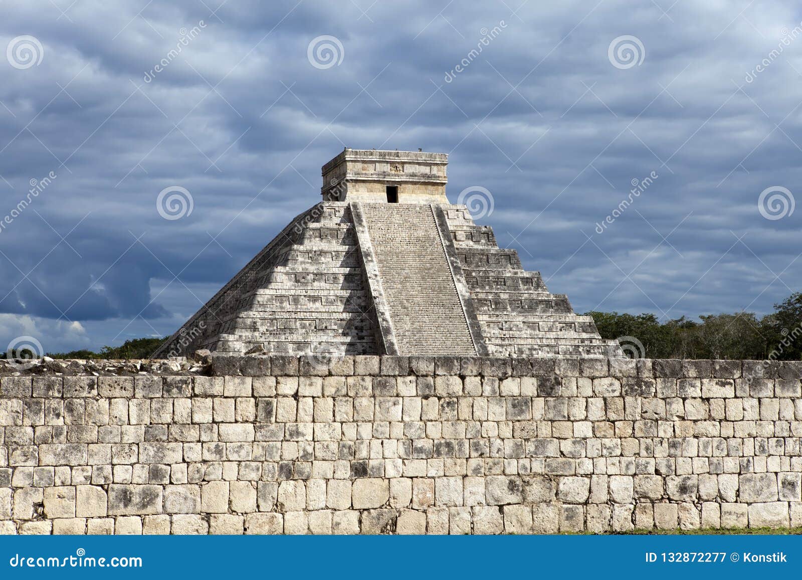 Kukulkan Pyramid in Chichen Itza on the Yucatan, Mexico Stock Image ...