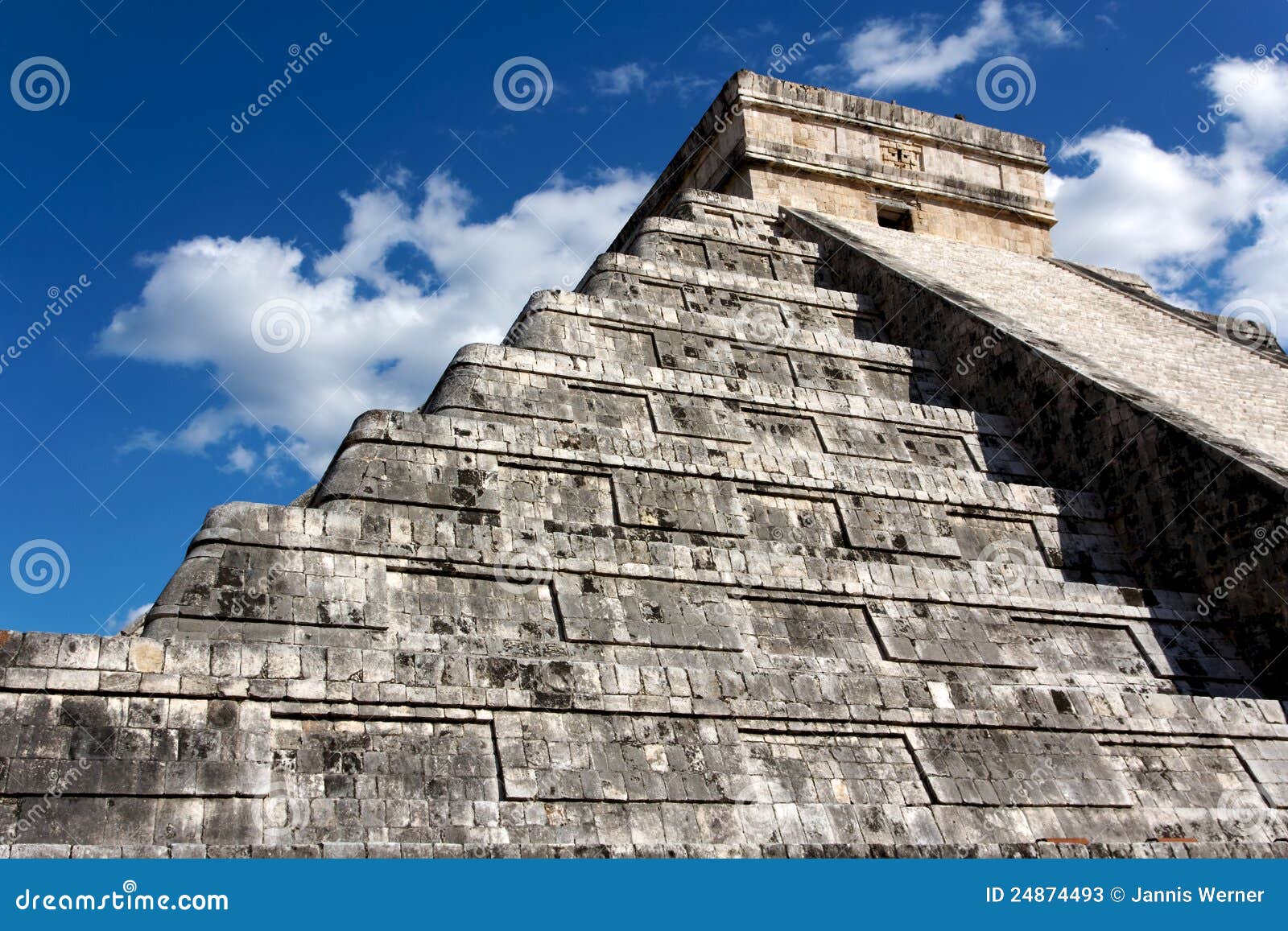Kukulkan Pyramid Looming Above Chichen Itza Stock Image - Image of ...