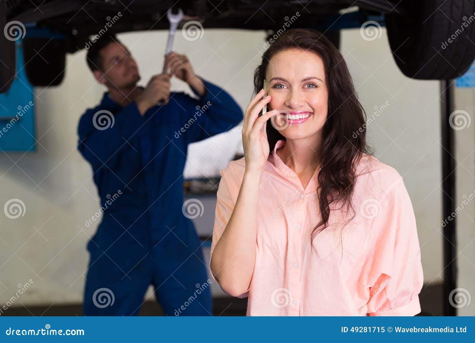 Kunde, Der Einen Telefonanruf Macht Stockbild - Bild von reparieren ...