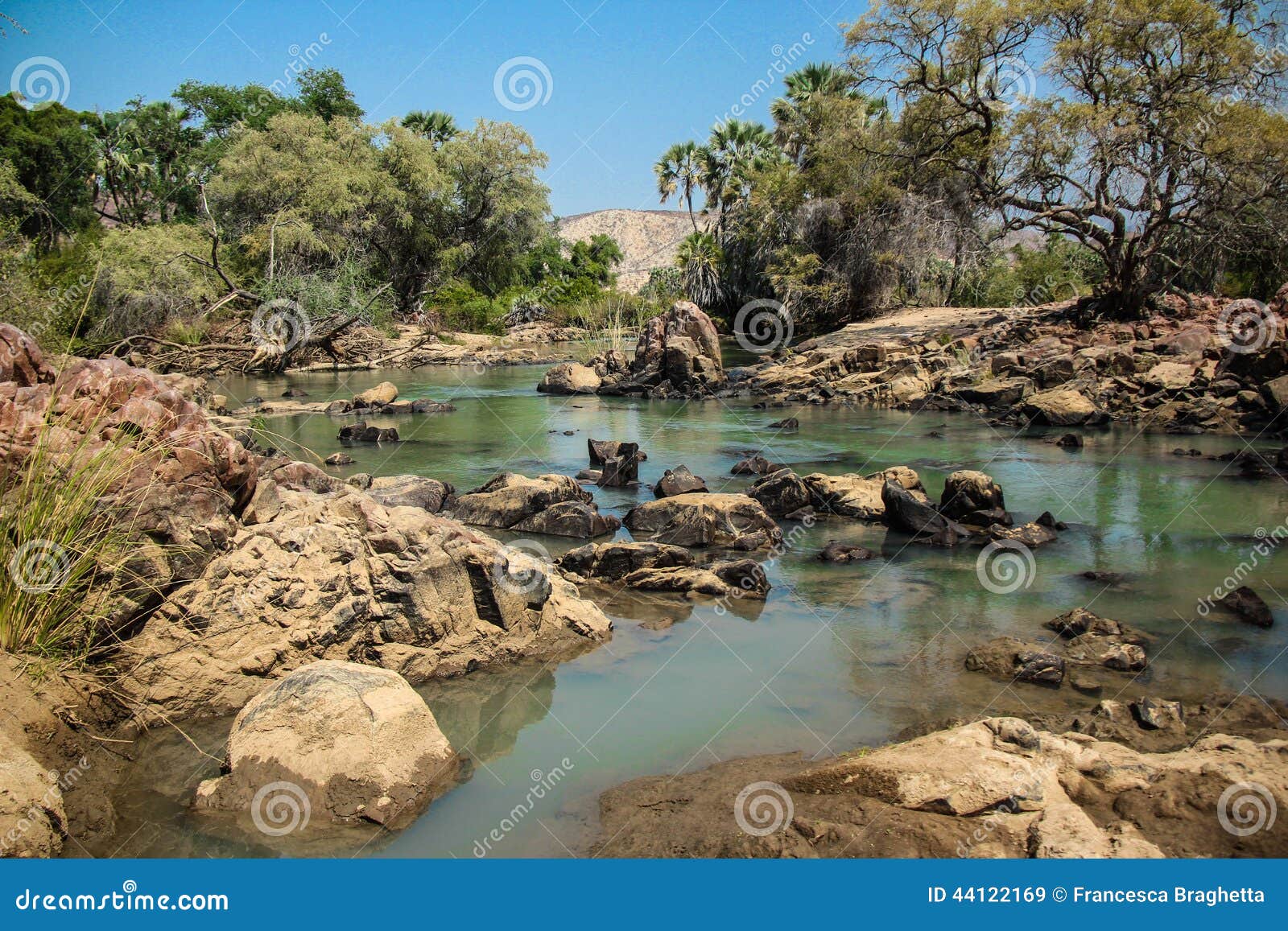 Kunene Namibia rzeka obraz stock. Obraz złożonej z trawy - 44122169