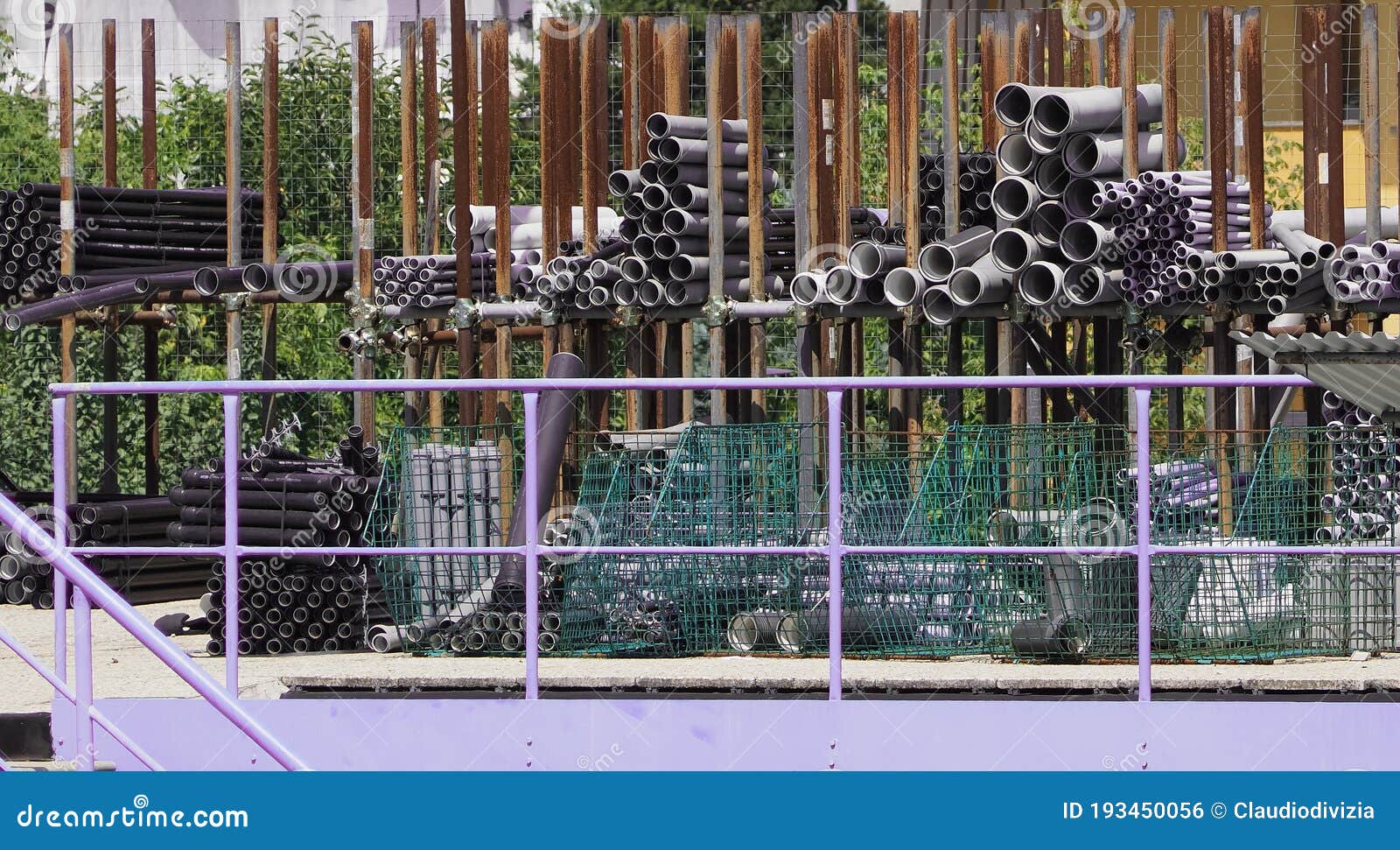 Kunststof en stalen buizen stock foto. Image of achtergrond - 193450056