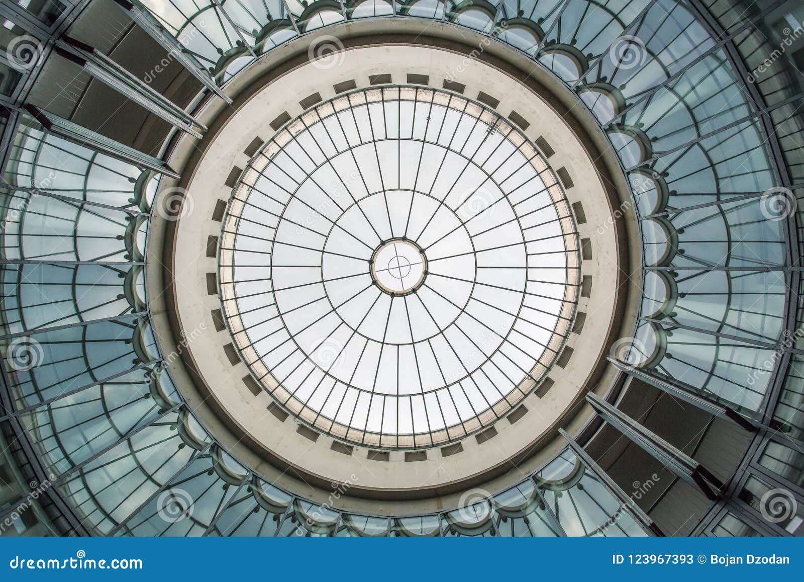 Kupol i kupol fotografering för bildbyråer. Bild av offentligt - 123967393