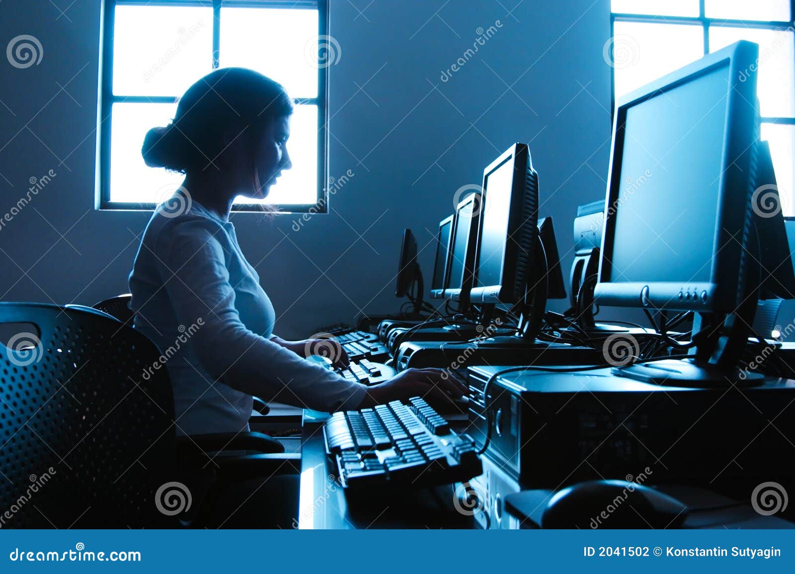 Kursteilnehmer Im Computer-Labor Stockfoto - Bild von wissen, mode: 2041502