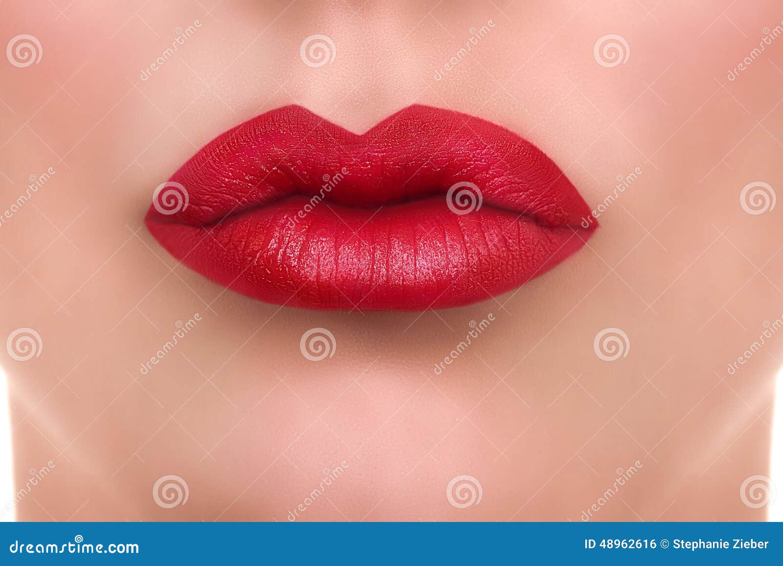 Kus Van Vrouwen De Rode Lippen Stock Foto - Image of portret ...