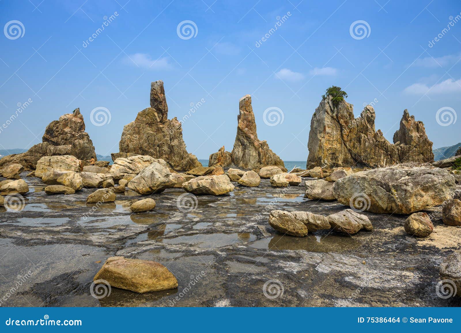 Kushimoto, Japan Rocky Coastline Stock Foto - Image of bergen, keien ...