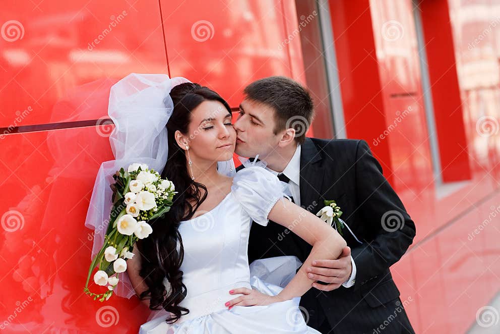 Kuss durch die rote Wand stockbild. Bild von schleier - 25641705