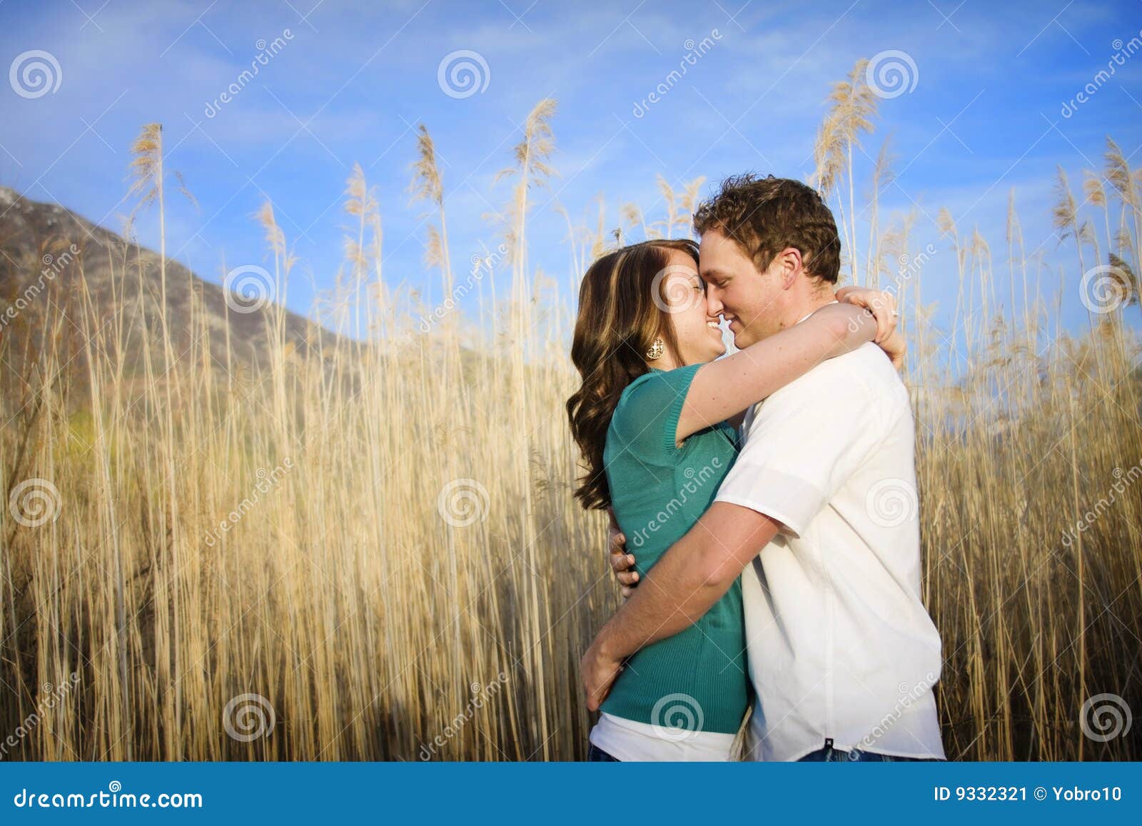 Kussend Paar stock afbeelding. Image of meisje, verloofde - 9332321