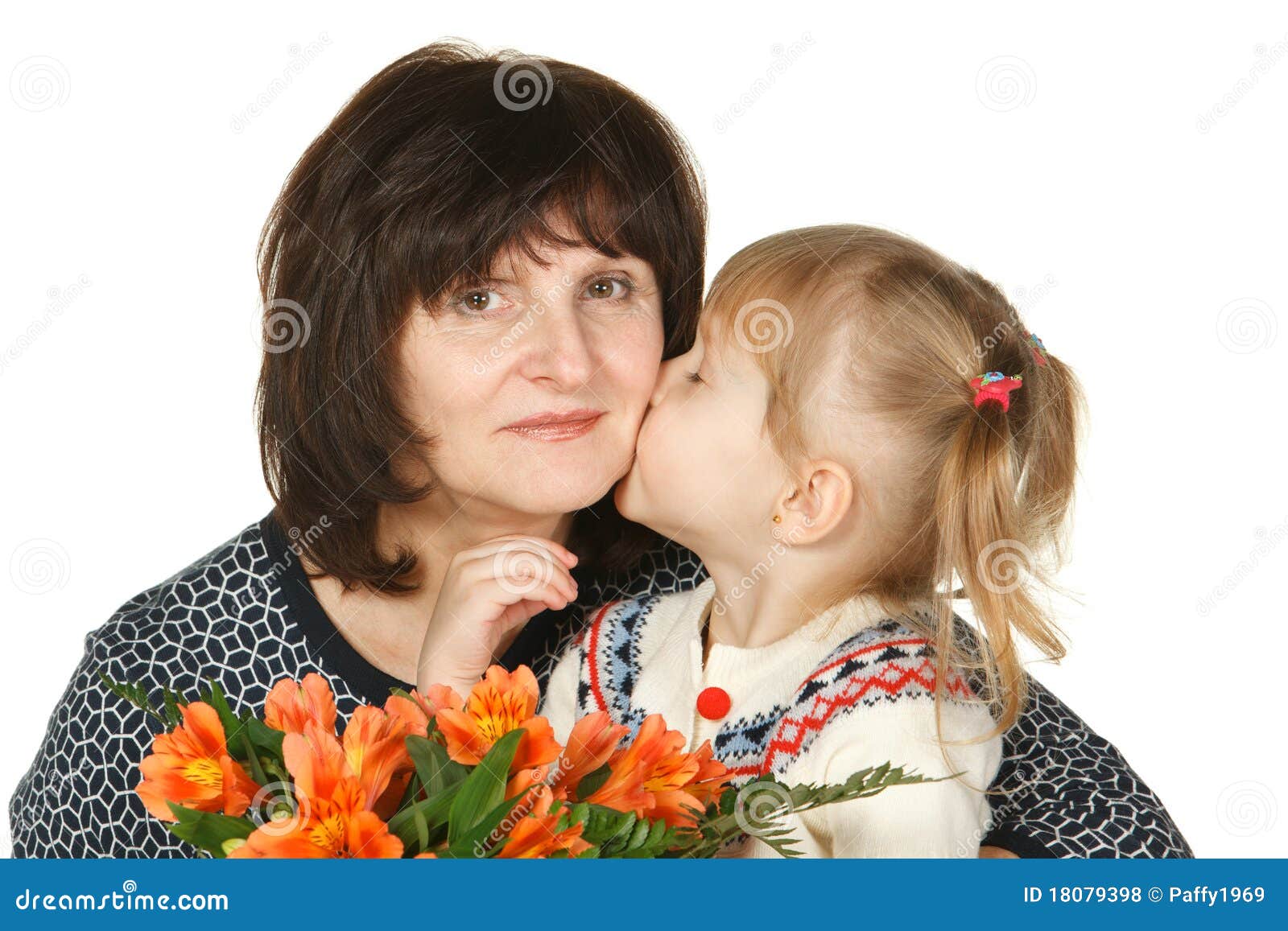 Kussende grootmoeder stock foto. Image of verjaardag - 18079398