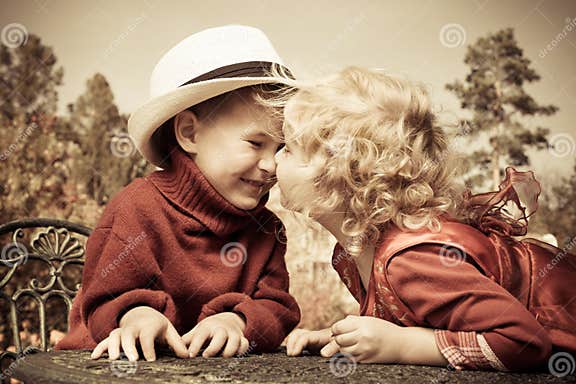 Kussende kinderen stock afbeelding. Image of geluk, jongen - 22994255