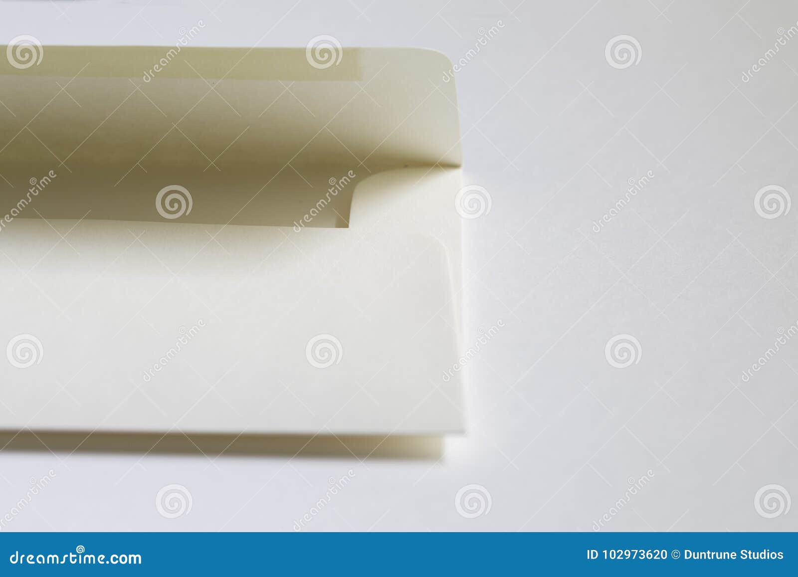 Kuvert arkivfoto. Bild av isolerat, stapel, sidor, tomt - 102973620