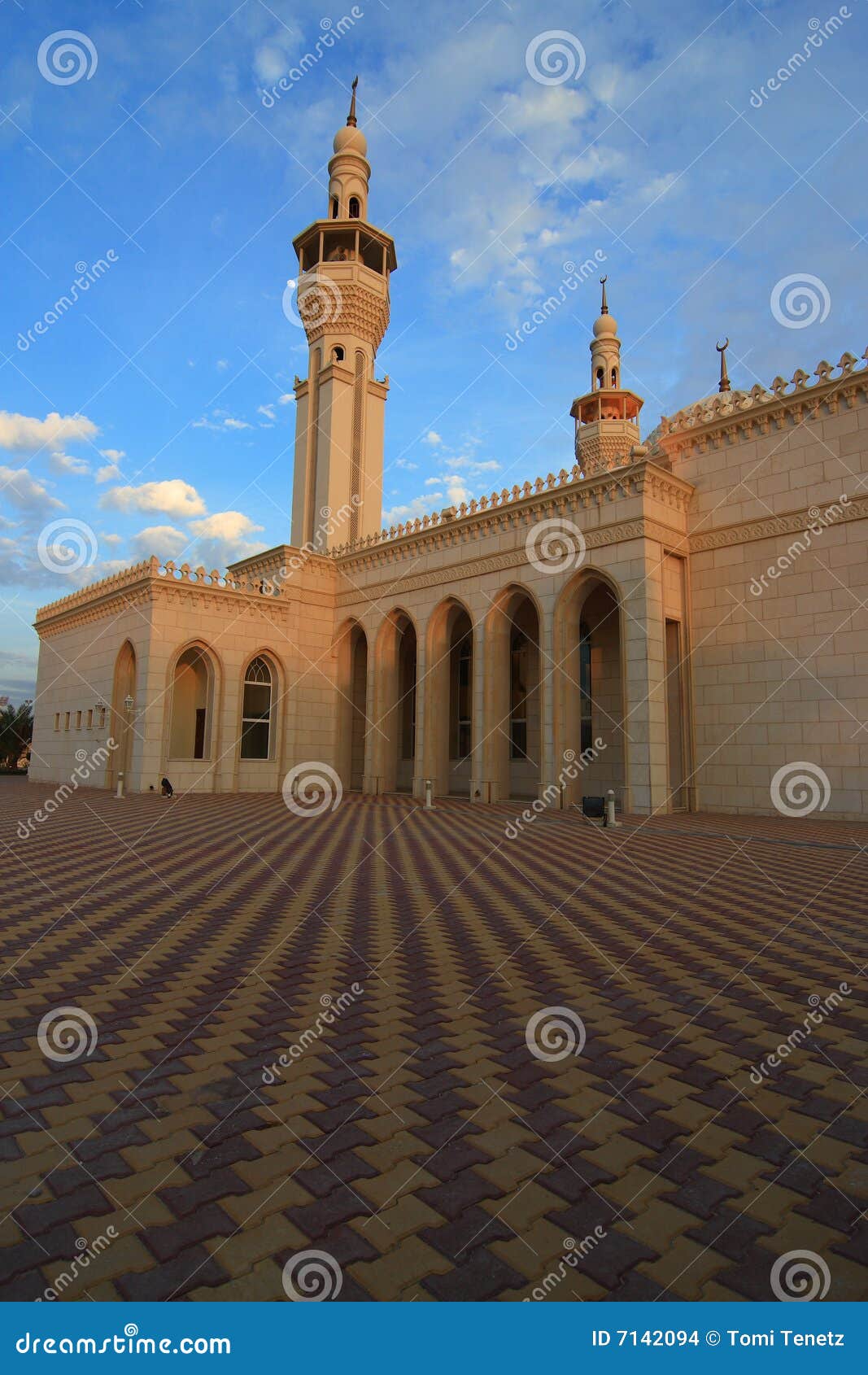 Kuwait: Al Adaliyah mosque stock photo. Image of city - 7142094