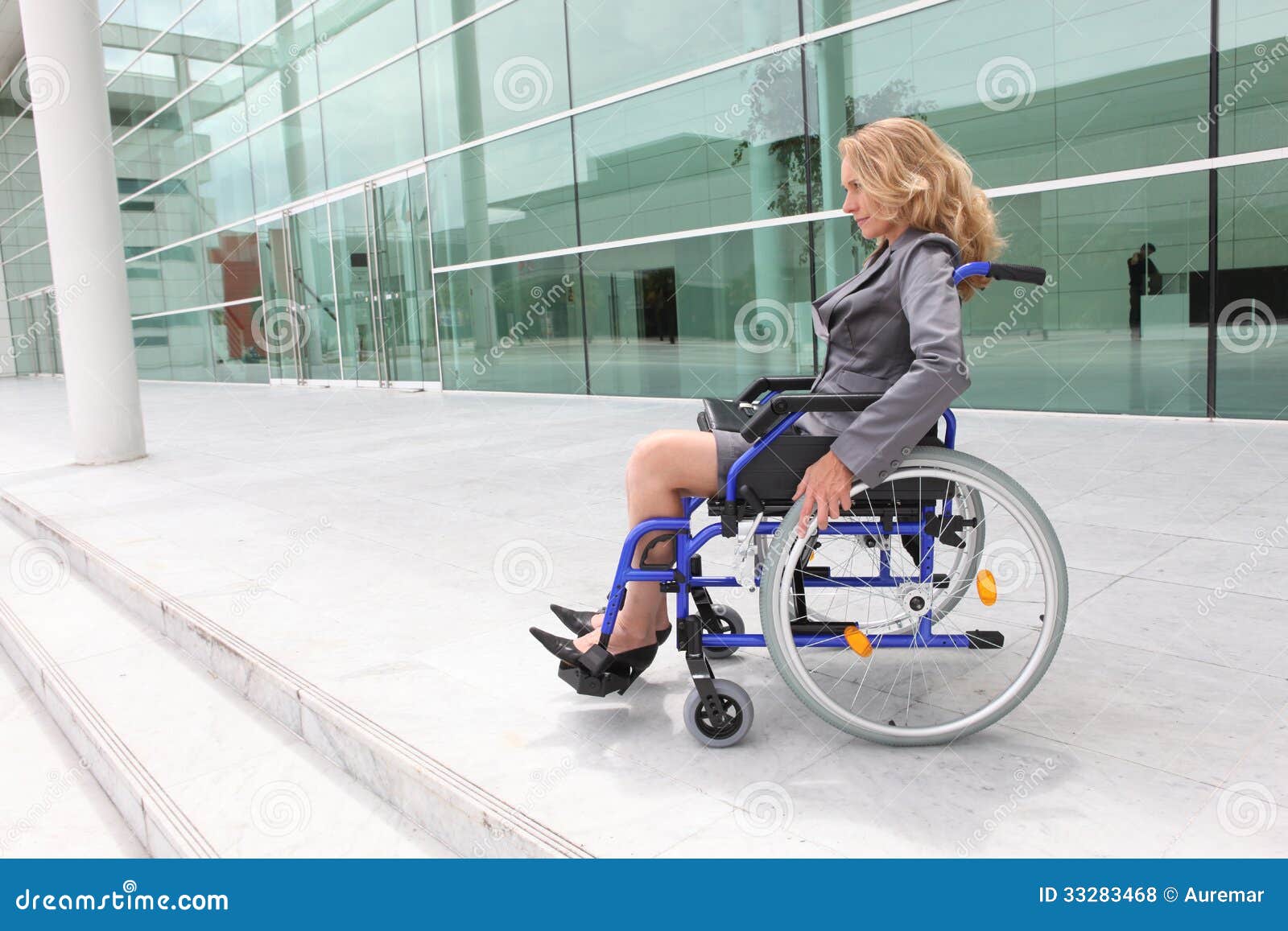 Kvinna i en rullstol arkivfoto. Bild av paraplegisk, handikappat - 33283468