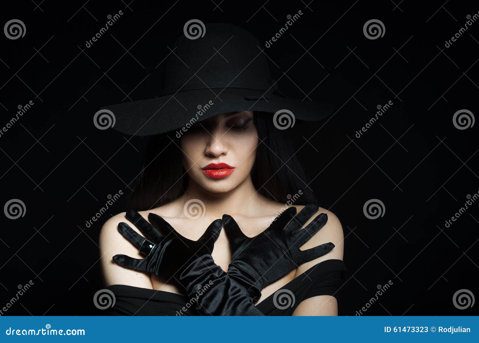 Kvinna i stor svart hatt fotografering för bildbyråer. Bild av ursnyggt ...
