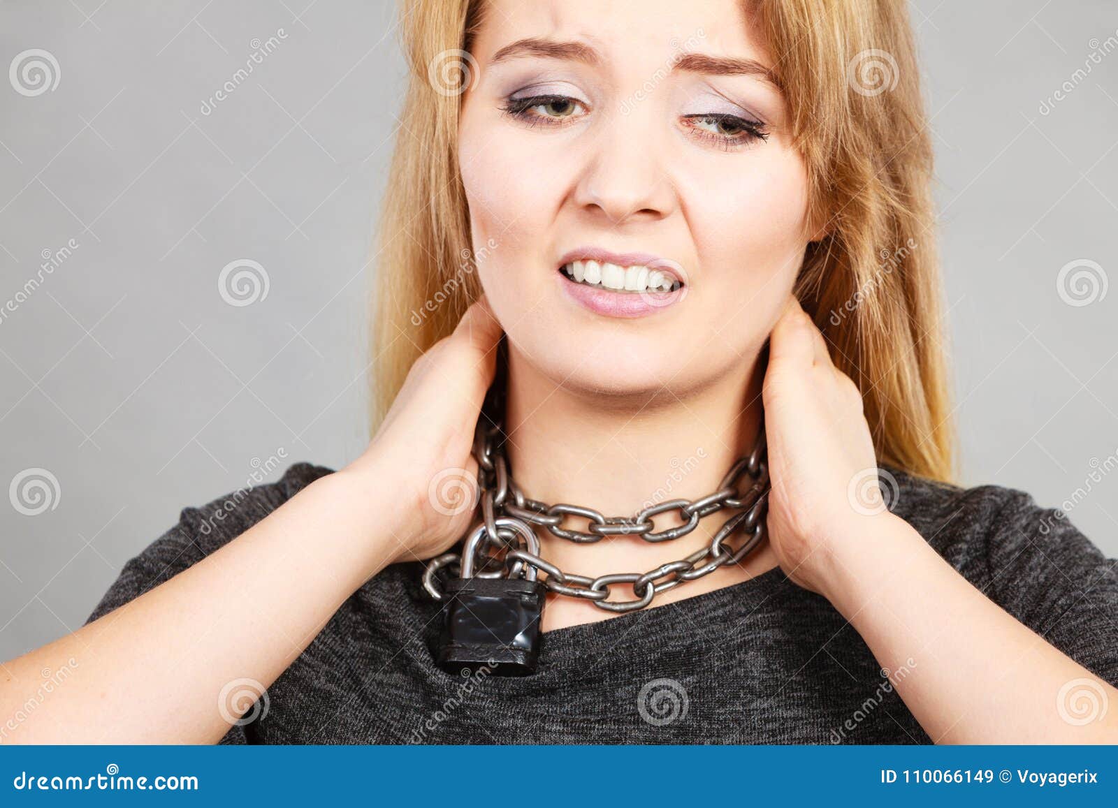 Kvinna Som Har Kedjan Runt Om Hals Fotografering för Bildbyråer - Bild ...