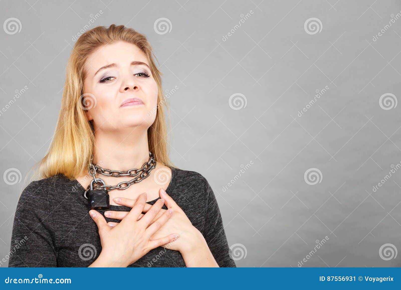 Kvinna Som Har Kedjan Runt Om Hals Fotografering för Bildbyråer - Bild ...