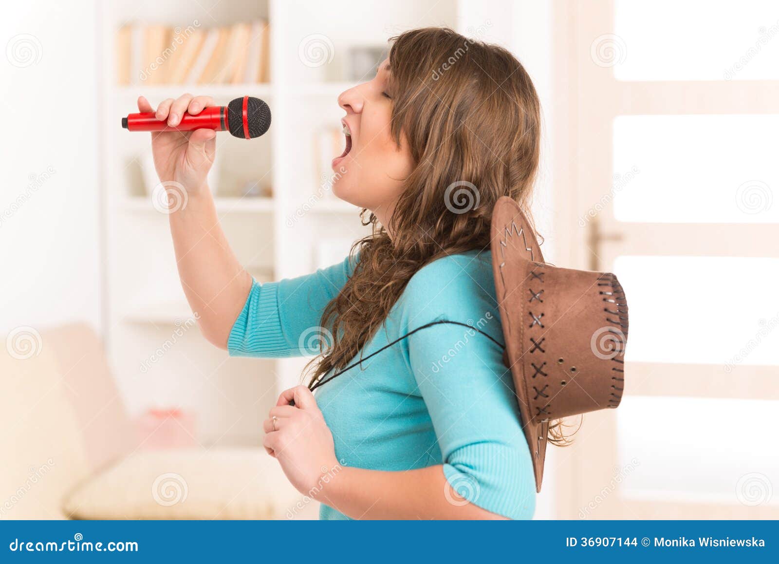 Kvinna Som Sjunger Med En Mikrofon Arkivfoto - Bild av konst, inre ...