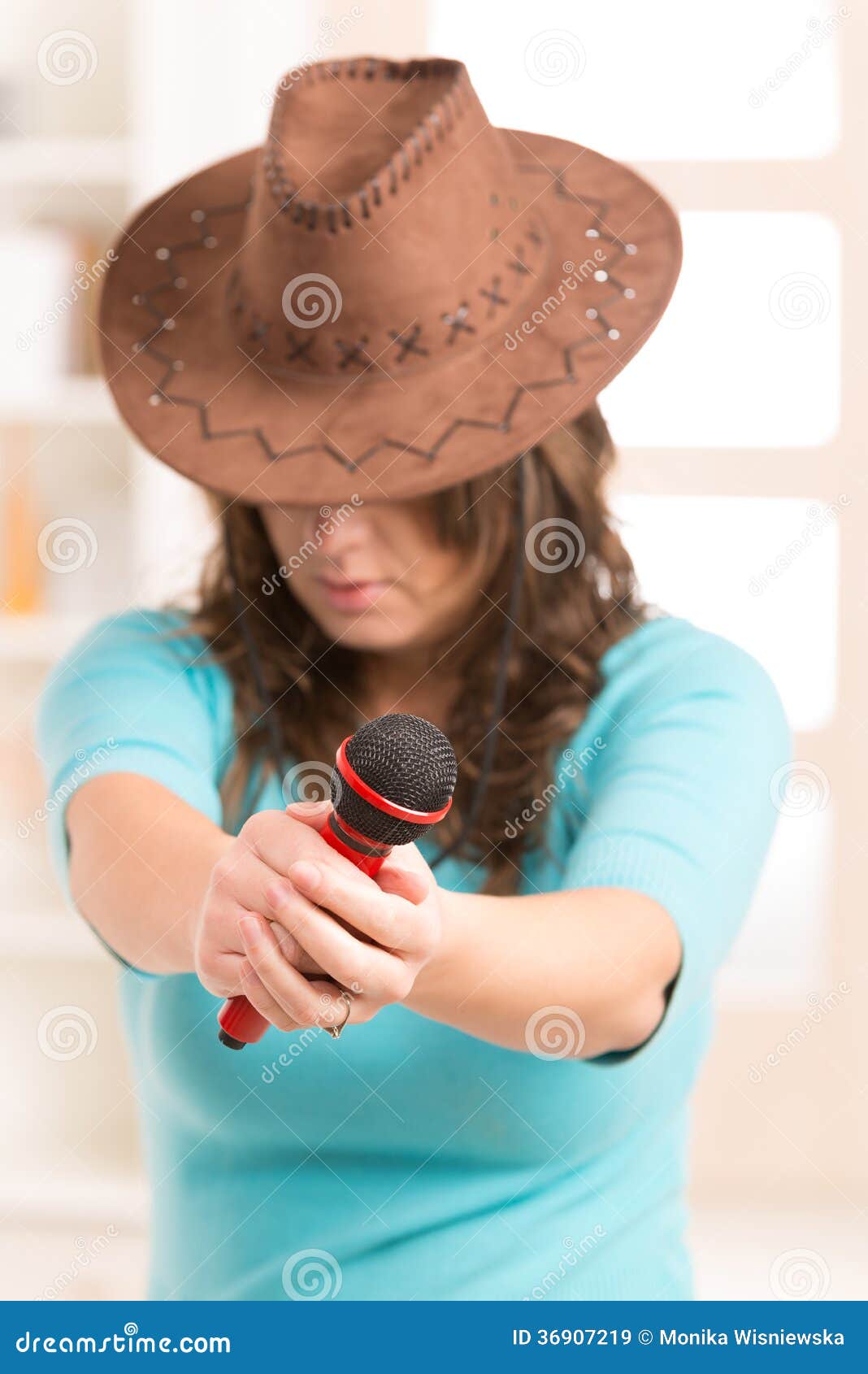 Kvinna Som Sjunger Med En Mikrofon Fotografering för Bildbyråer - Bild ...