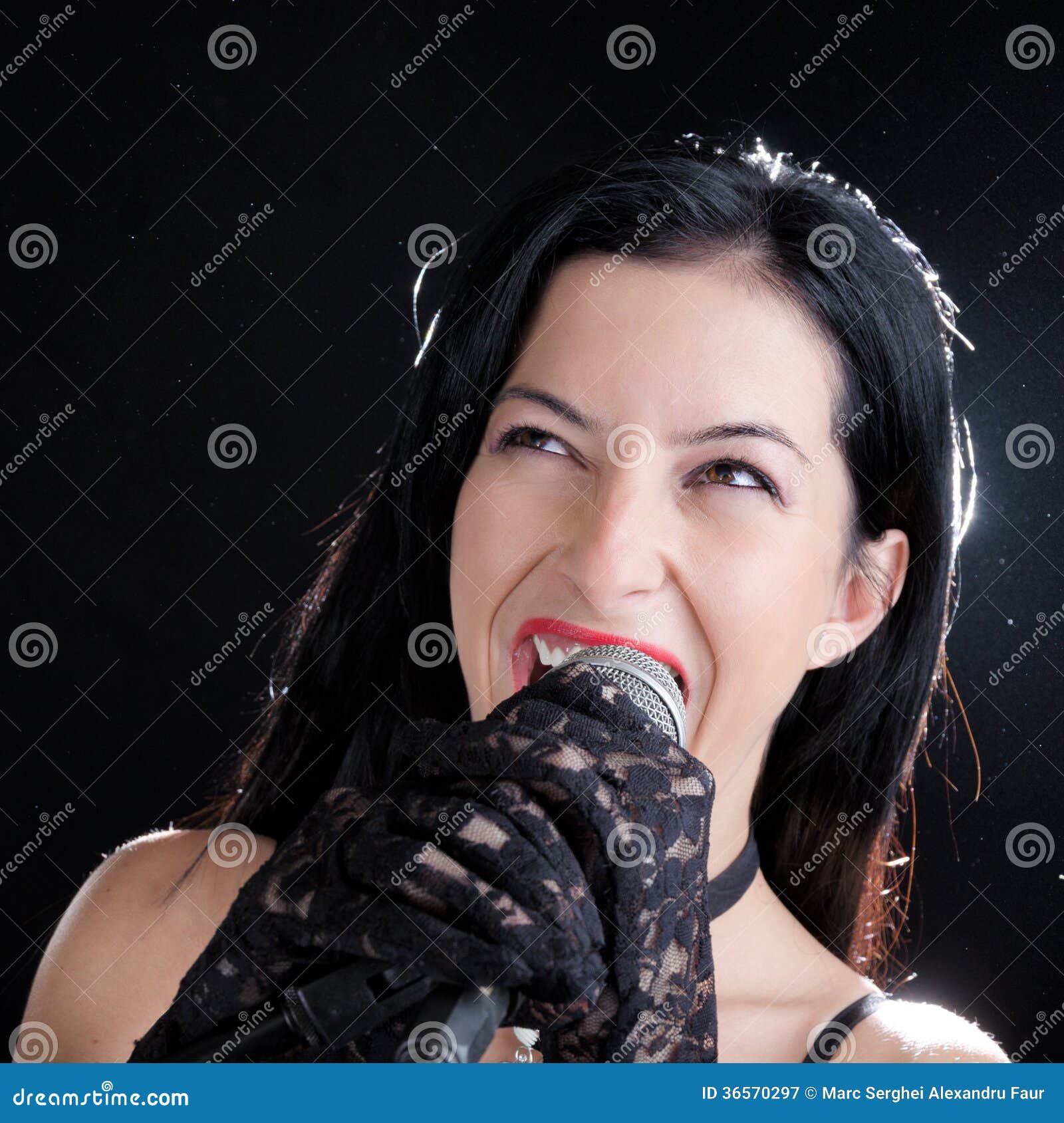 Kvinna Som Sjunger Med Mikrofonen Fotografering för Bildbyråer - Bild ...