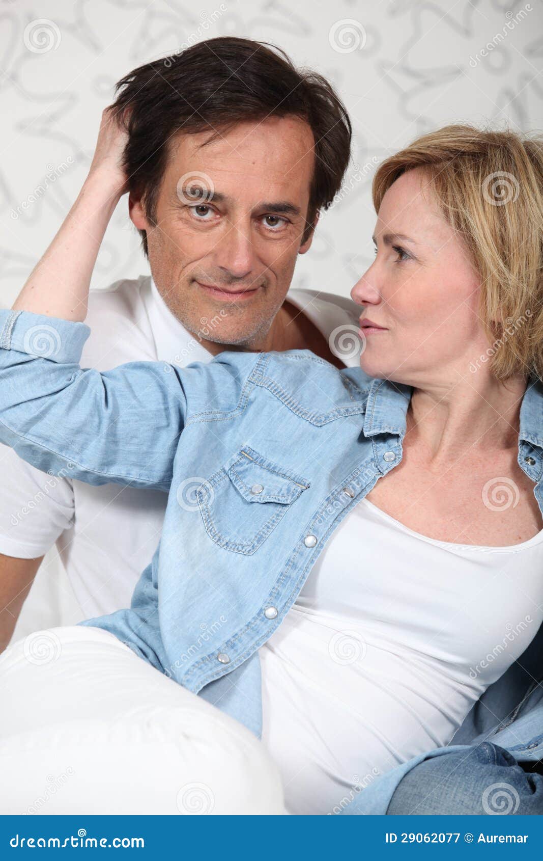 Kvinna som smeker man hår fotografering för bildbyråer. Bild av ...