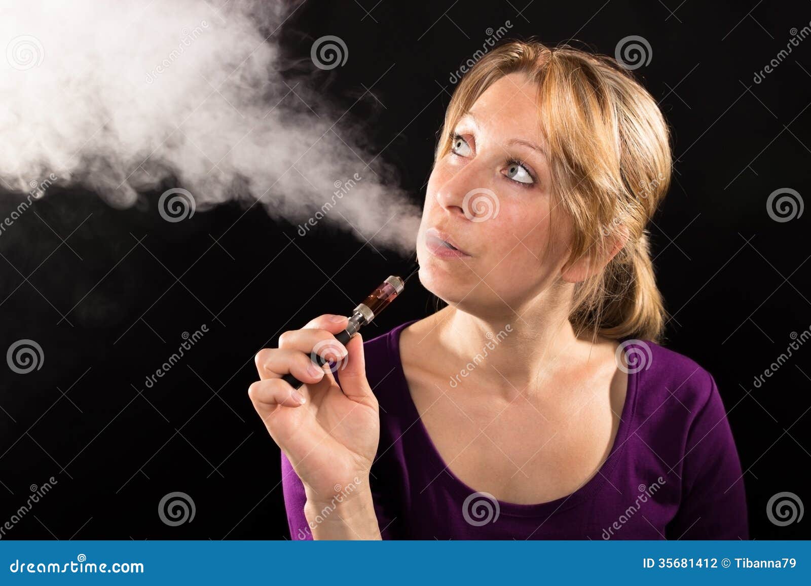 Kvinna Som Vaping Den Elektroniska Cigaretten Arkivfoto - Bild av gift ...