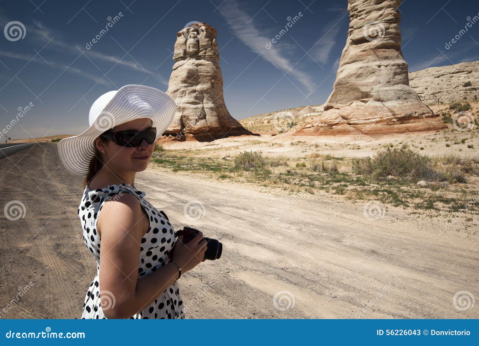 Kvinnafotograf Som Ler Och Tar Ett Foto Av Elefantfoten Fotografering ... Kvinnafotograf Som Ler Och Tar Ett Foto Av Elefantfoten Fotografering ...