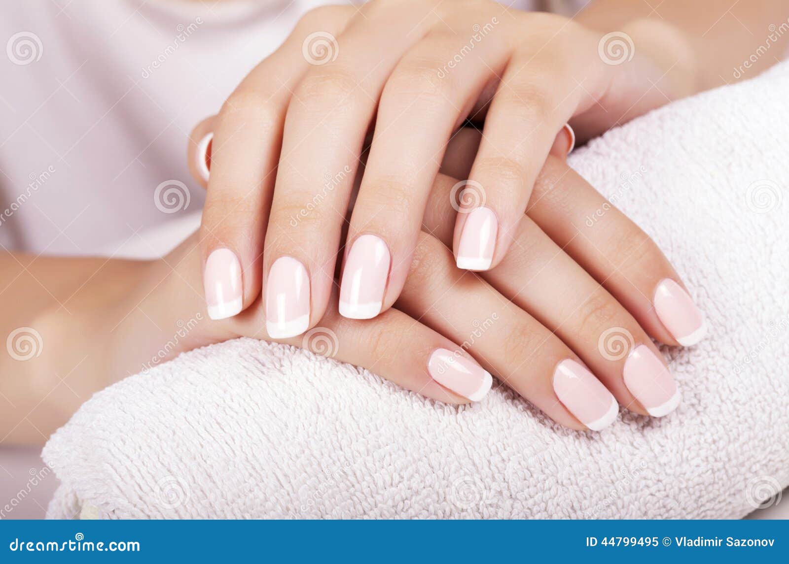 Kvinnan Spikar Med Fransk Manikyr Fotografering för Bildbyråer - Bild ...