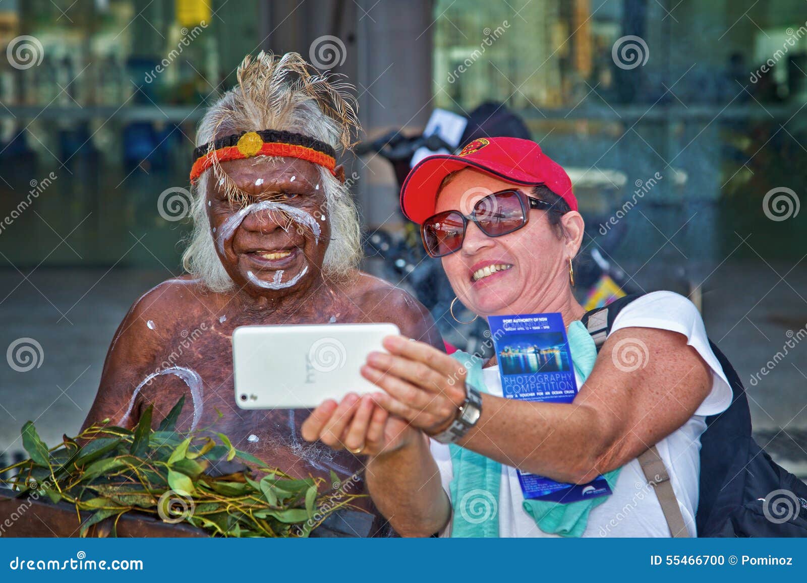 Kvinnan Tar Selfie Med Den Australiska Aboriginer Redaktionell Foto ...
