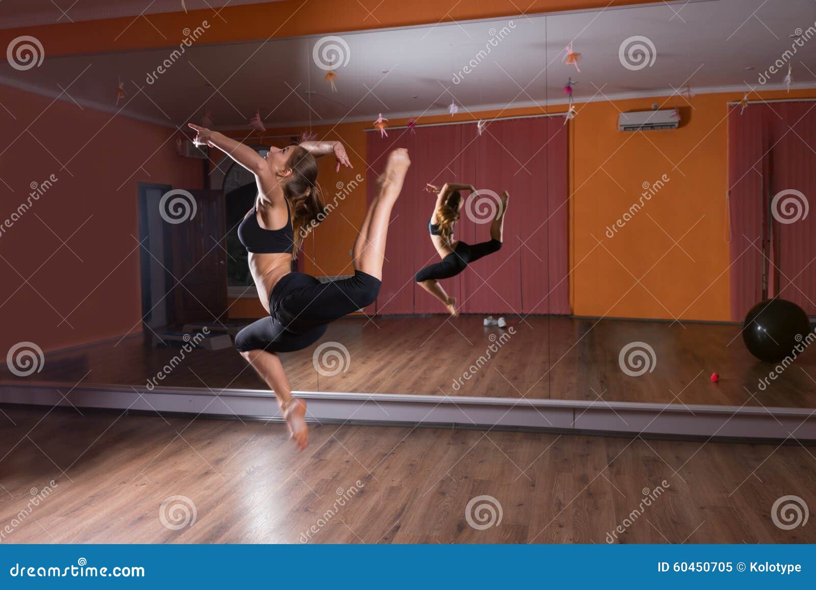 Kvinnlig Dansare Leaping I Luft I Dansstudio Fotografering för ...