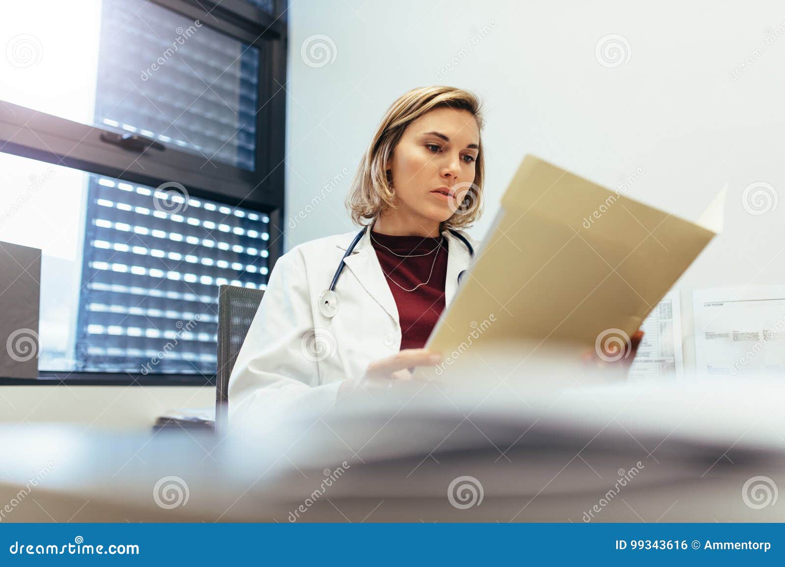 Kvinnlig Doktor Som Studerar Sjukdomshistorier Arkivfoto - Bild av ... Kvinnlig Doktor Som Studerar Sjukdomshistorier Arkivfoto - Bild av ...