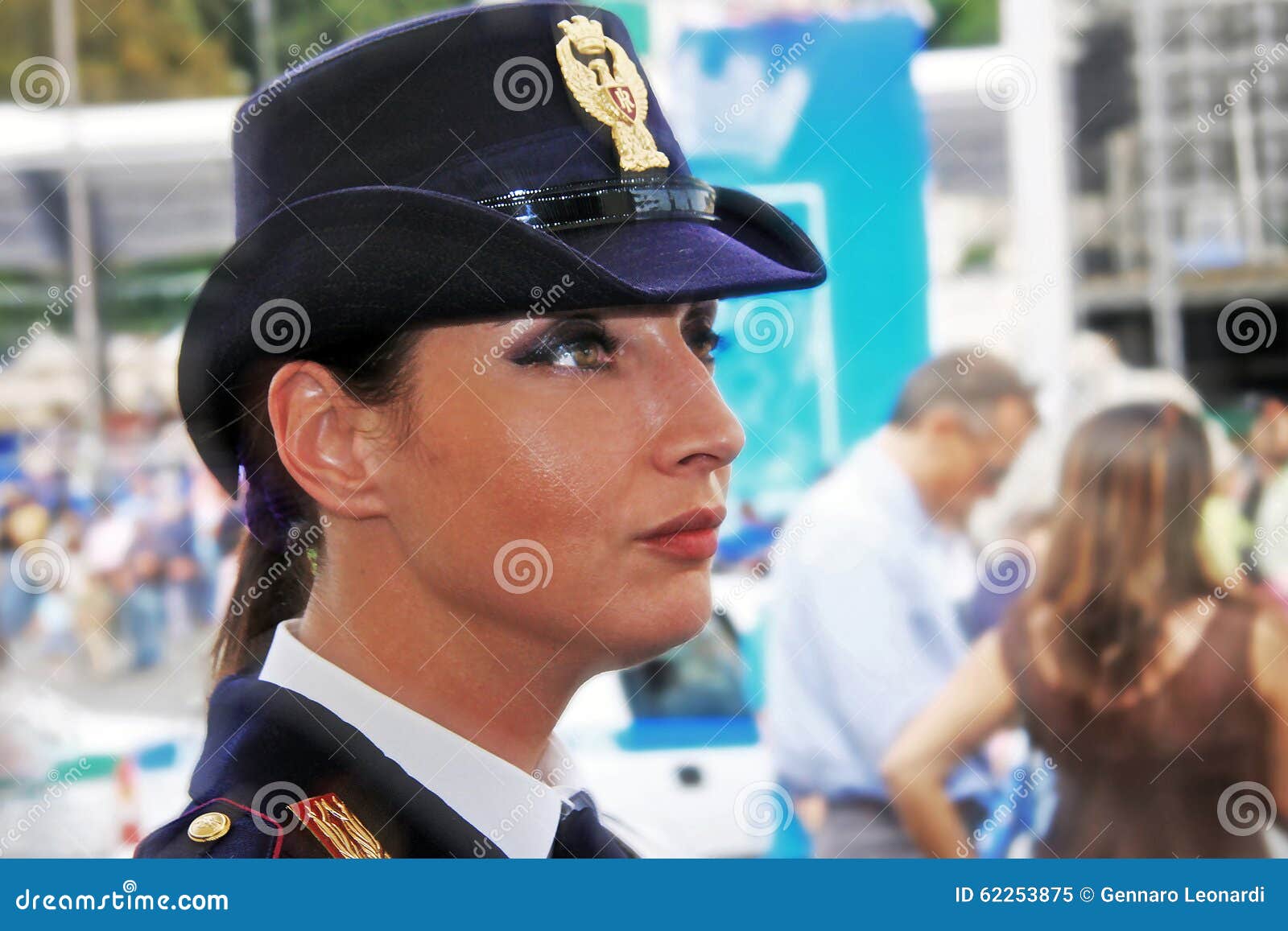 Kvinnlig polis i likformig redaktionell foto. Bild av polis - 62253875