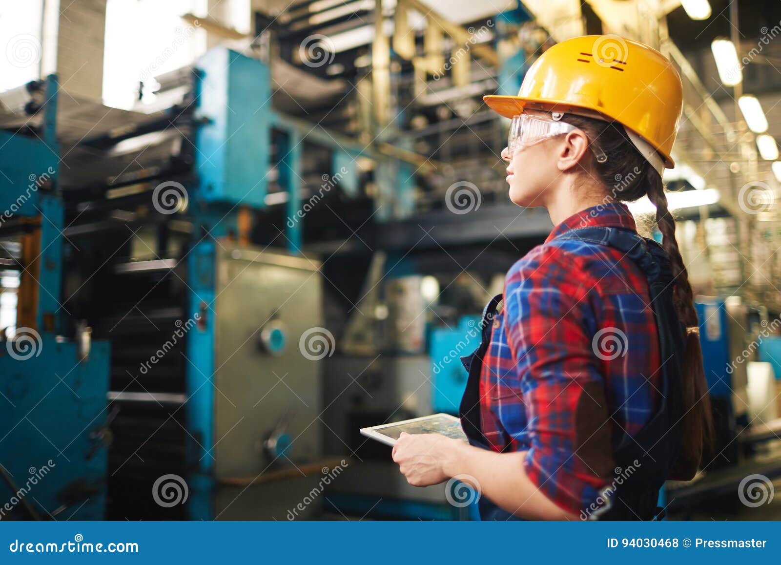 Kvinnlig Tekniker Wrapped Upp I Arbete Arkivfoto - Bild av skyddande ...