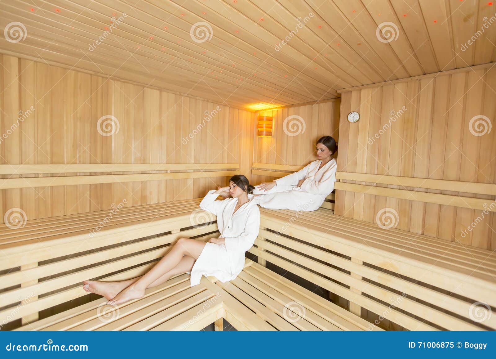 Kvinnor i bastun fotografering för bildbyråer. Bild av behandling ...