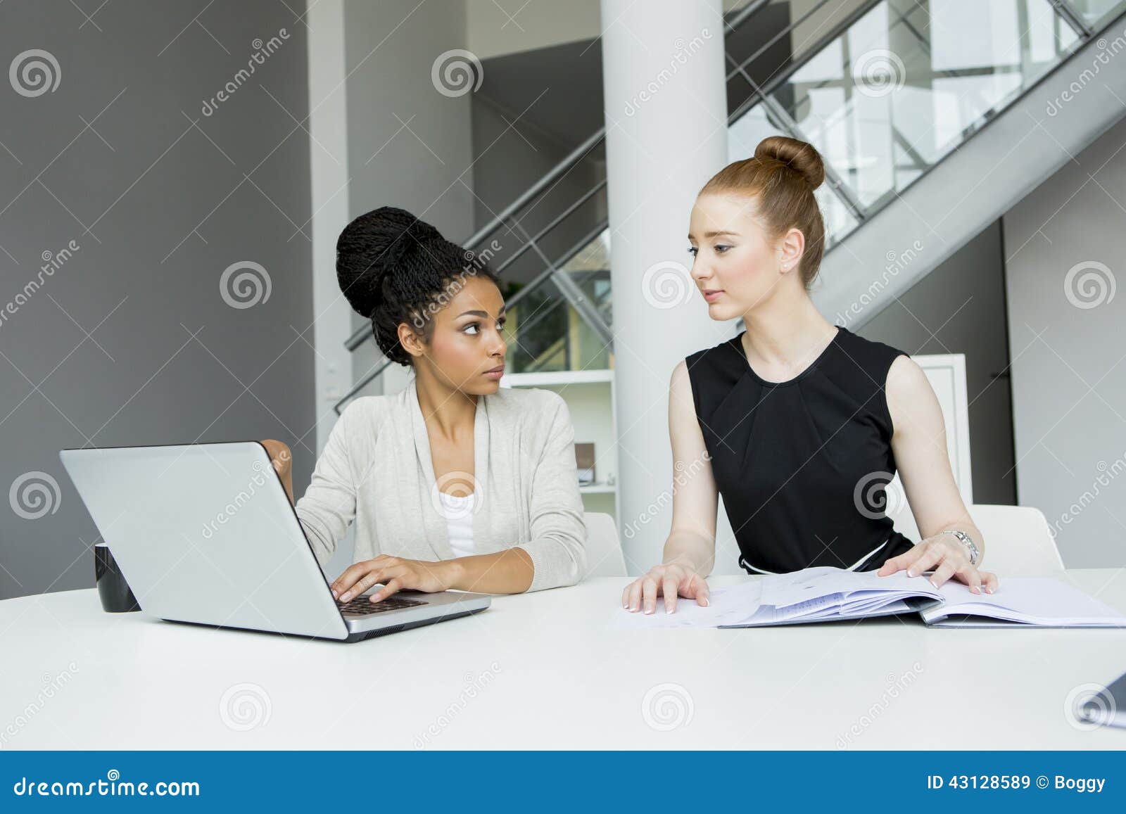Kvinnor i kontoret fotografering för bildbyråer. Bild av inomhus - 43128589