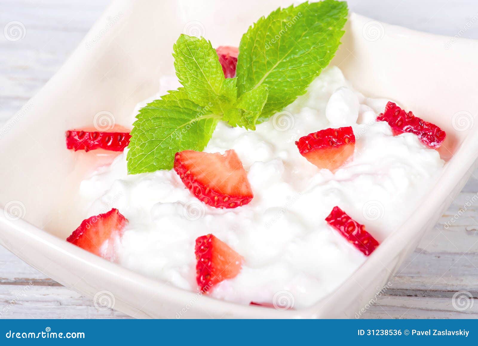 Kwark met aardbei en munt stock foto. Image of smakelijk - 31238536