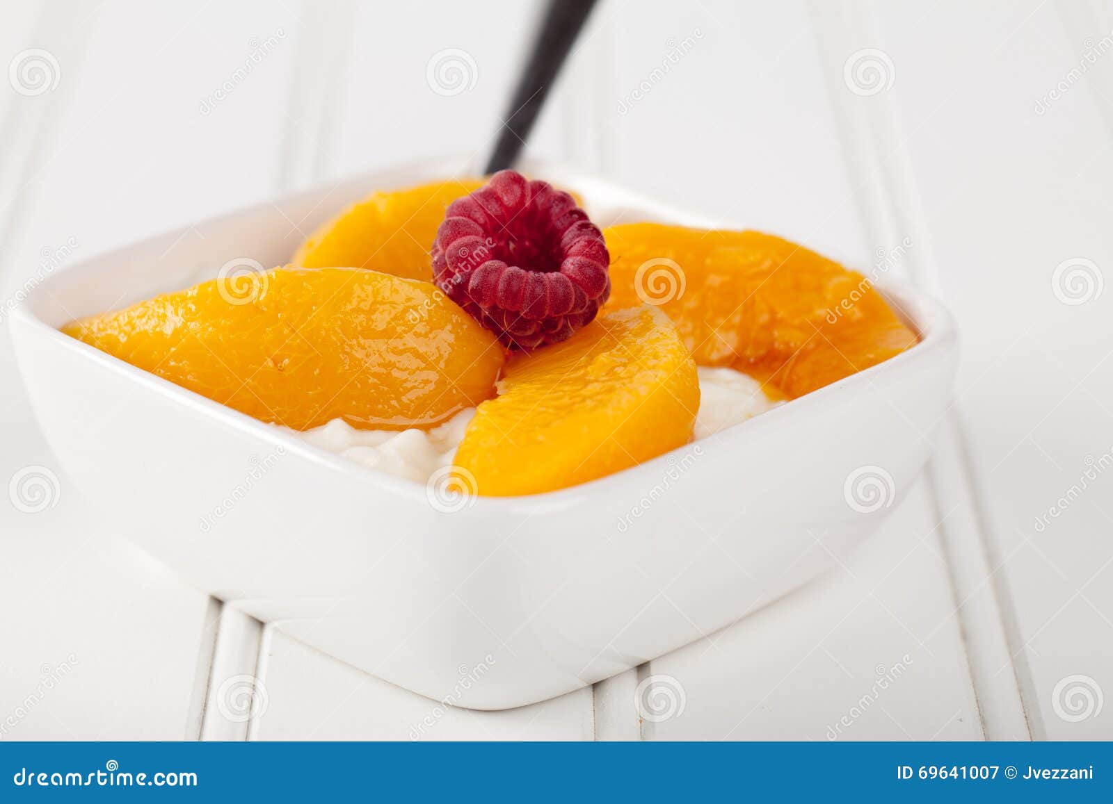 Kwark met Perziken op wit stock afbeelding. Image of perzik - 69641007