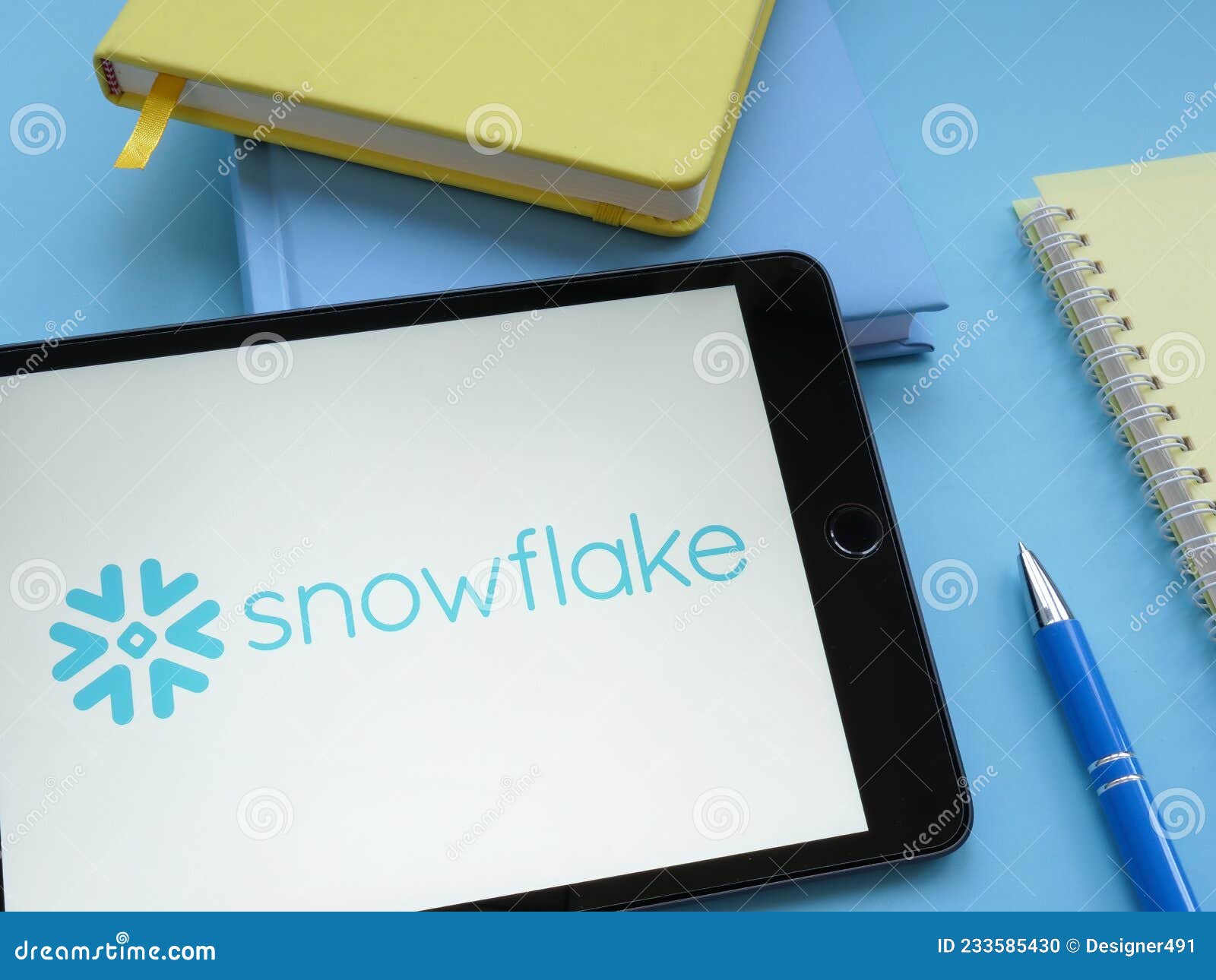 KYIV, UKRAINE - October 21, 2021. Snowflake Computing Company Logo ... KYIV, UKRAINE - October 21, 2021. Snowflake Computing Company Logo ...