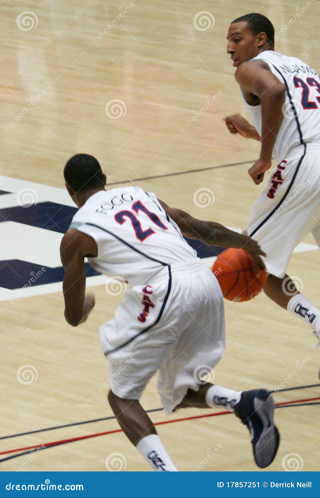 A Kyle Fogg Derrick Williams Fast Break Editorial Photo - Image of ...