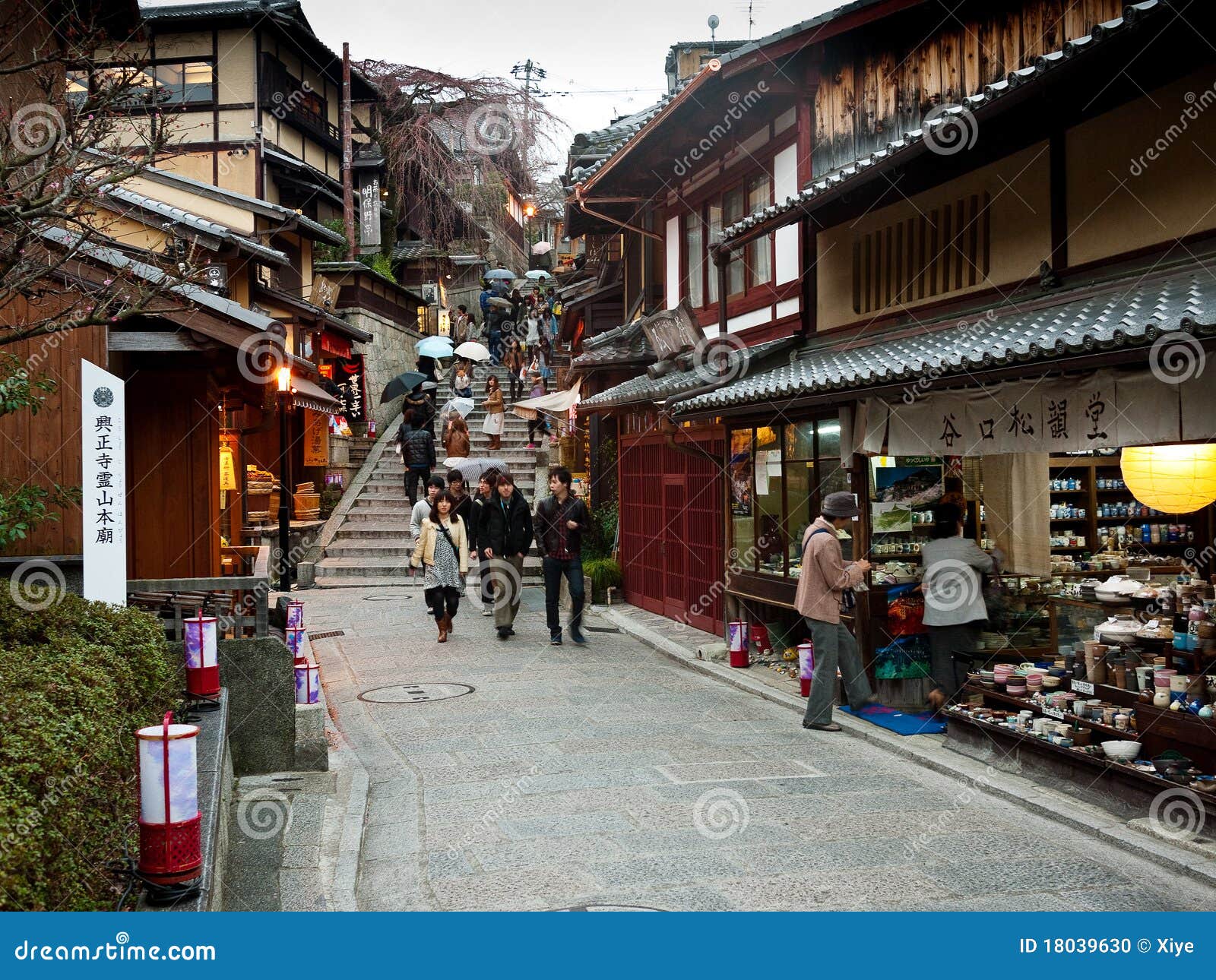 Kyoto alleyway editorial image. Image of ninen, culture - 18039630