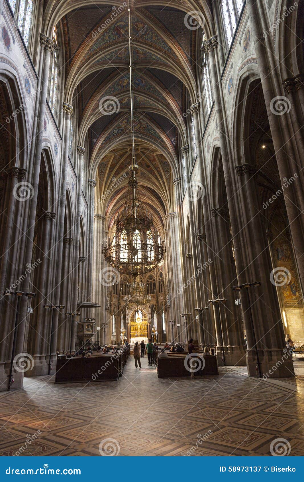 Kyrklig gotisk interior redaktionell arkivbild. Bild av talrikt - 58973137