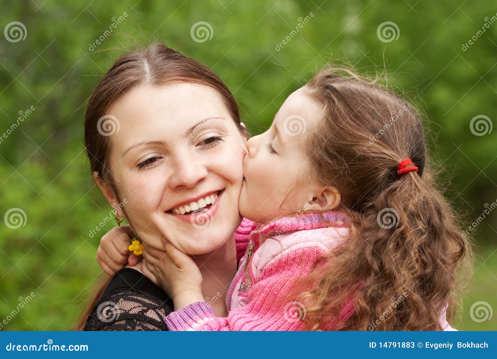 Kyss fotografering för bildbyråer. Bild av bebis, kvinnlig - 14791883