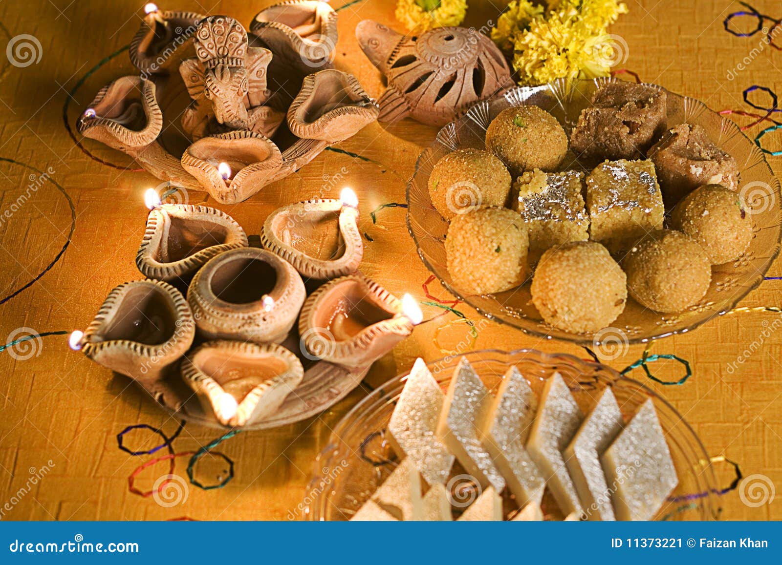 Lámparas De Diwali Con Los Dulces Indios (mithai) Imagen de archivo ...