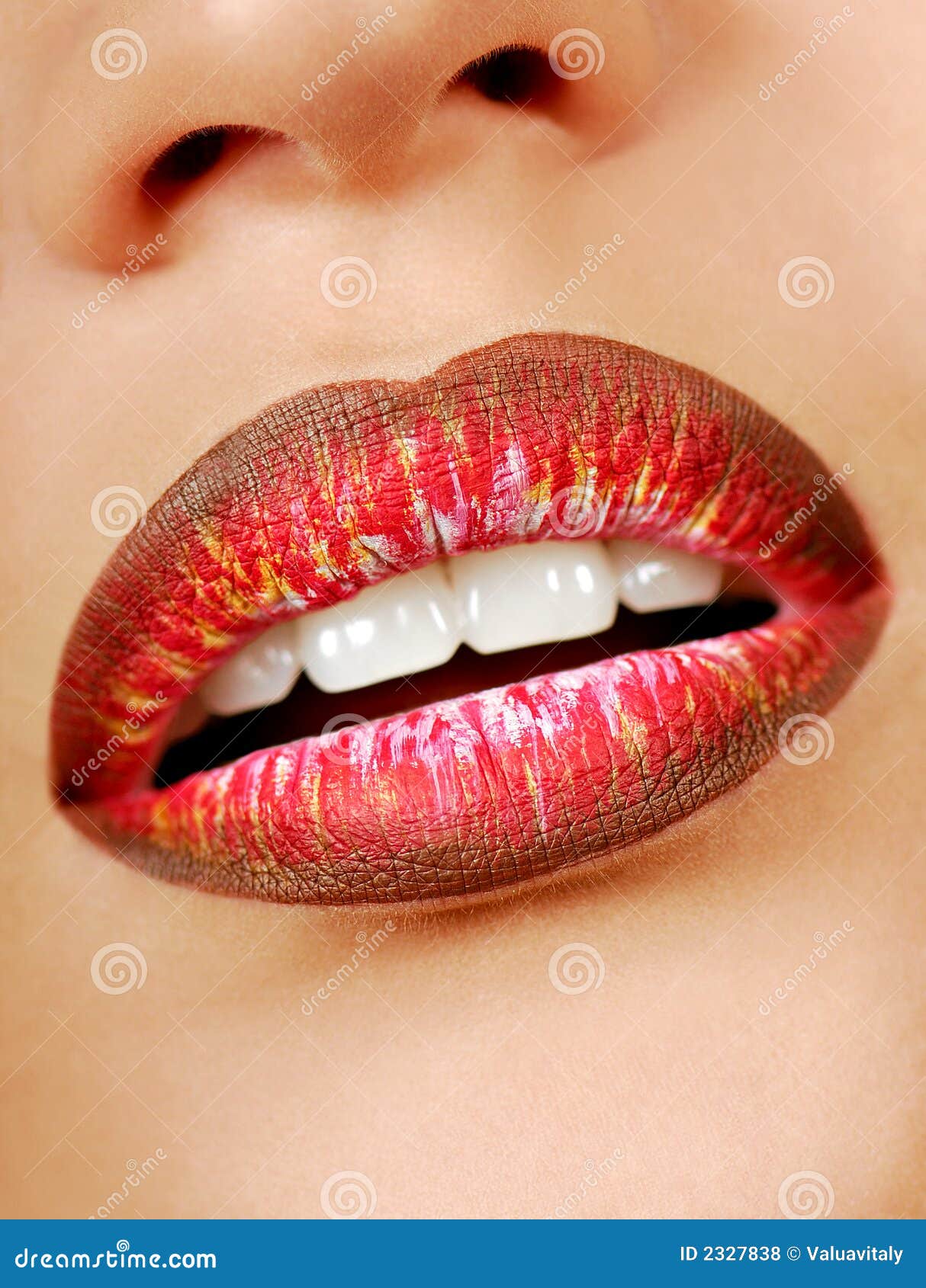 Lápiz labial multicolor foto de archivo. Imagen de atractivo - 2327838