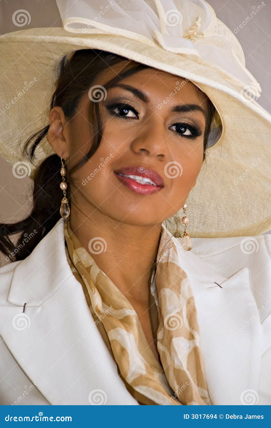 Lächelnde Frau Mit Elegantem Hut Stockfoto - Bild von latein, jung: 3017694