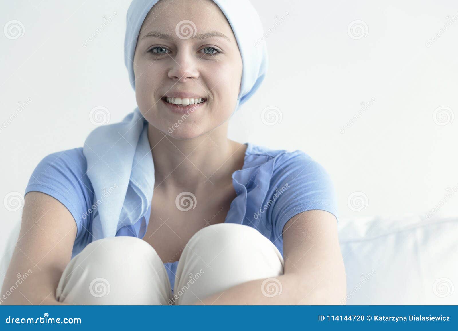 Lächelnde Frau Mit Kopftuch Stockfoto - Bild von exemplar, kopftuch ...