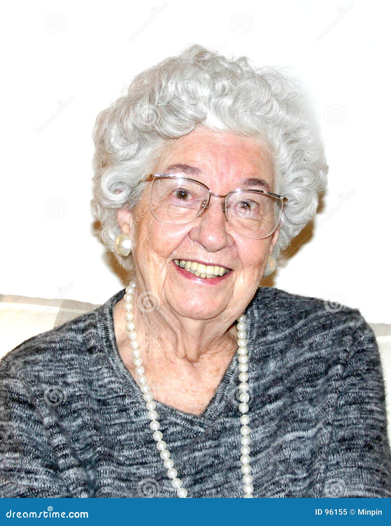 Lächelnde Großmutter stockbild. Bild von lebhaft, glücklich - 96155